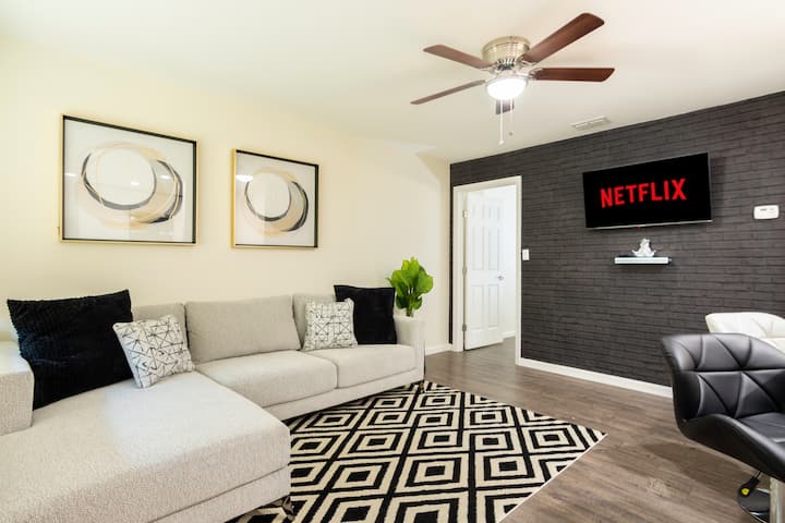 Lux, First Floor, Fast-wifi King Size - McAllen, TX