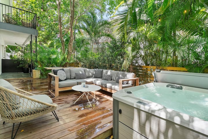 Private Hot Tub Garden In South Beach - Fisher Island, FL