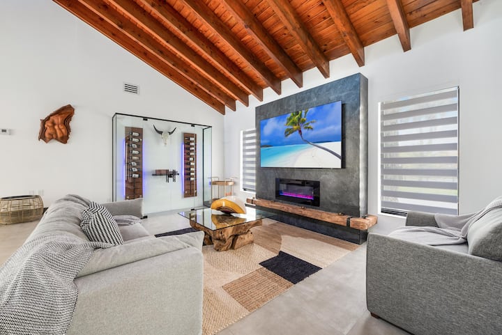 Exclusive Family Ranch: Lake Access, Courts & Pool - Everglades, FL