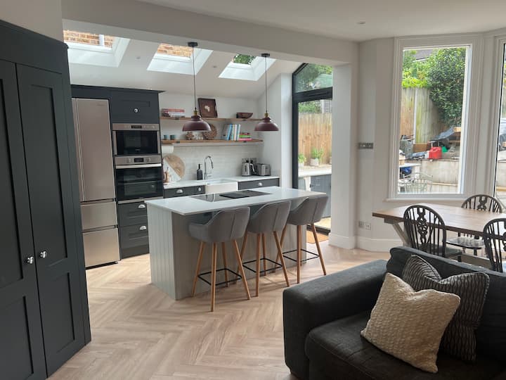 Spacious, Modern Home With Large Garden - London