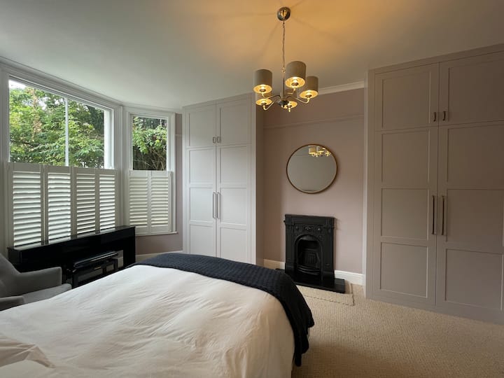 Spacious, Modern Home With Large Garden - 