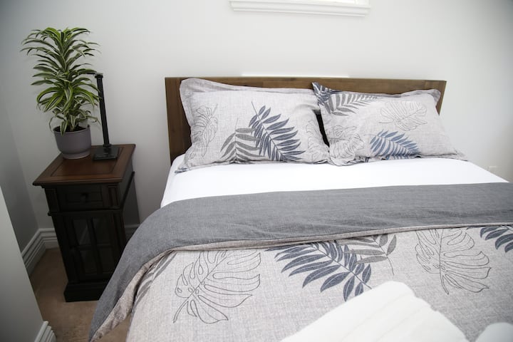 Cozy Home Away: Bedroom And Pvt Bathroom & Balcony - Vancouver