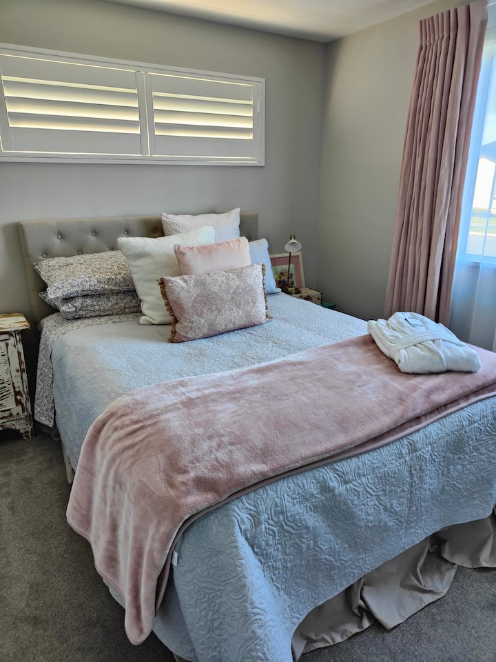 Rest And Relax In Rolleston - Rolleston