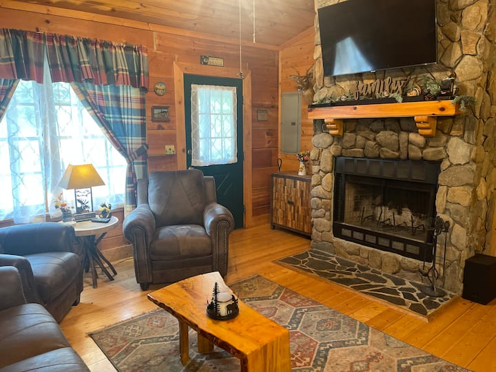 Cozy Cabin Mirabella - Cherokee, NC