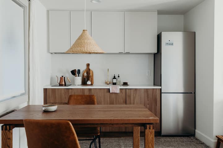 Silver Lake Neighborhood Studio Clean+modern - Everett, WA