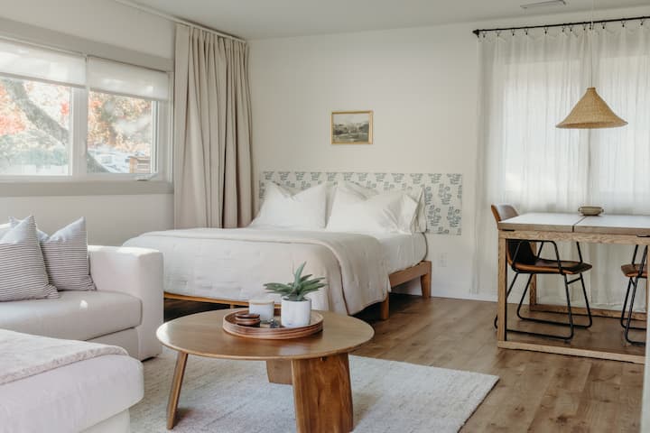 Clean+modern Silver Lake Neighborhood Studio - Everett, WA