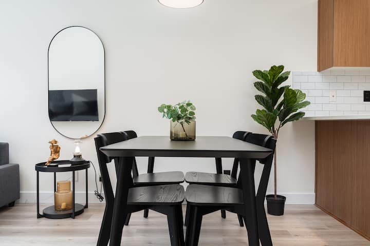 Modern Unique Industrial, Sleeps 5-6, Netflix - New Westminster