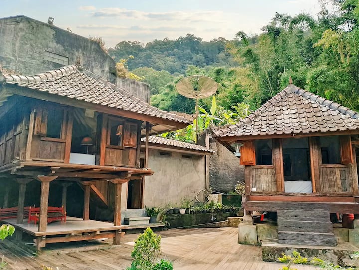 Bedugul's Rustic Wooden Cabin: A Cozy Retreat - Munduk