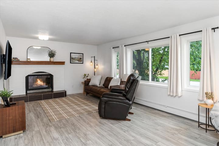 Stylish, Spacious, & Private 3 Bedroom Home - Anchorage, AK