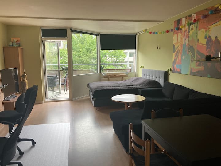 Rummelig 2v Med Balkon Lige Ved Metro - Copenhagen