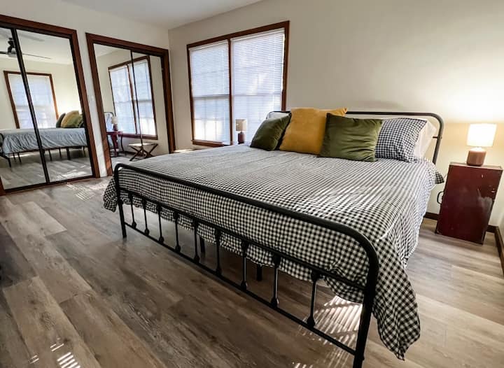 Rooted Retreat #2 Cozy Cabin Wooded Lot King Bed - Morrison, TN