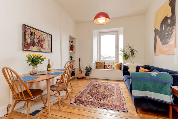 Edinburgh Castle Views! Stylish 2bd Flat, Sleeps 4 - Edimburgo