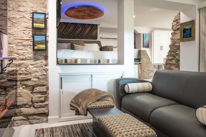 Napa Suite • Hot Tub • Downtown • Original Art - Eureka Springs, AR