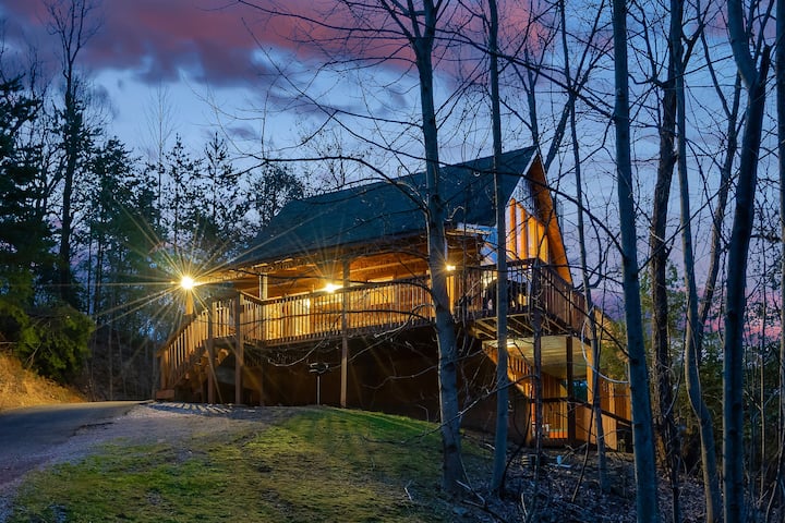 *New Listing*cabin/sleeps 8/hot Tub/movie Room - Gatlinburg, TN