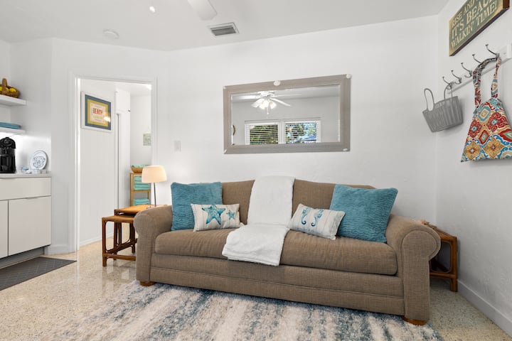 Siesta Key Getaway • 5-min Walk To Beach - Siesta Key, FL