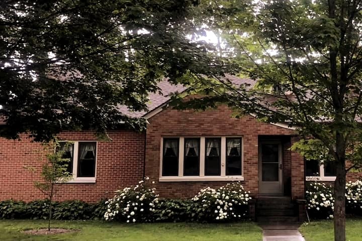 The Wamsley House   9 Miles From Culver Academy - Tippecanoe River State Park, Winamac