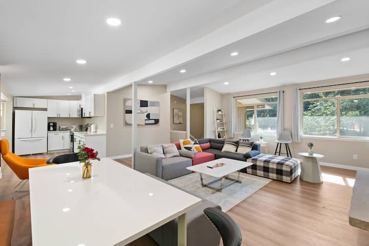 Stylish & Spacious Retreat In Downtown Bellevue - Bellevue, WA