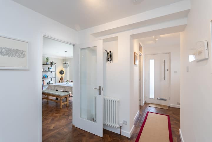 Light, Modern Home With Wooded Views - Dorking