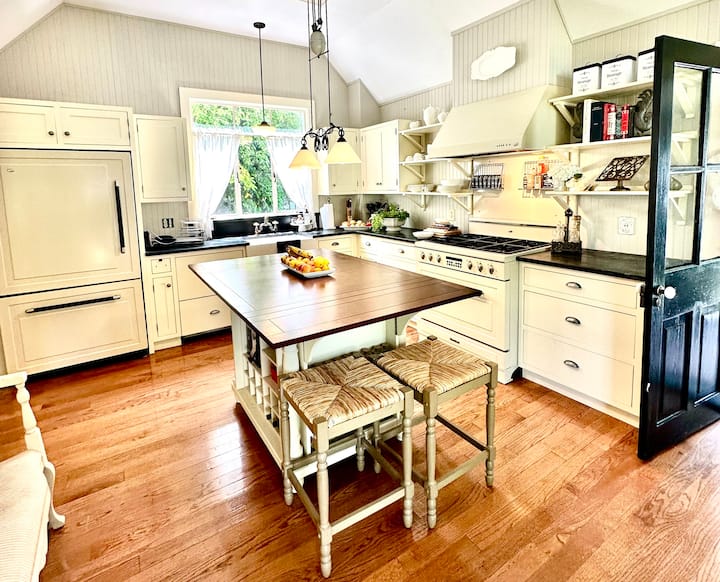 Beautiful Historic Upscale Home Circa 1875 - Put-in-Bay, OH