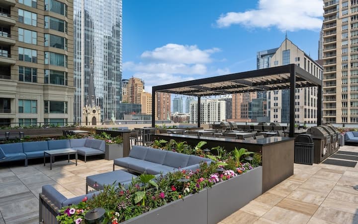 *Rare* High-rise Haven For Travelers - Chicago, IL