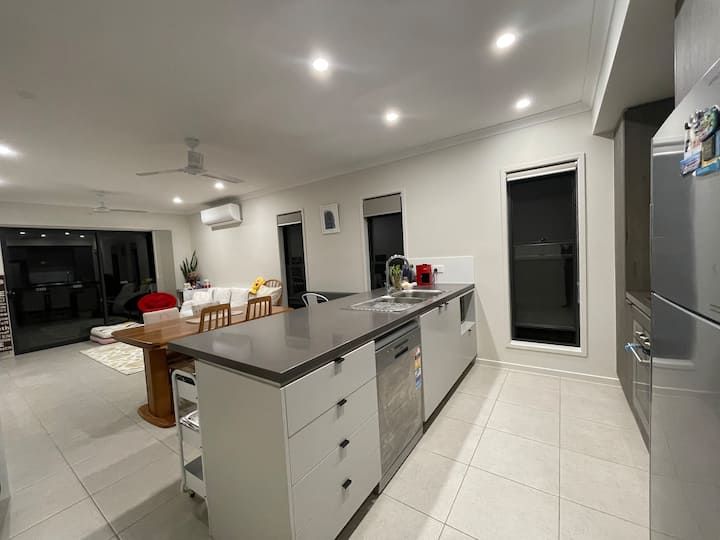 Share House Near Dream World - Jacobs Well