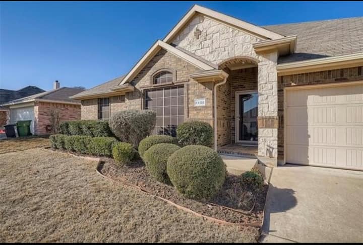 Gorgeous Mansfield Home | Pet Friendly - Mansfield, TX