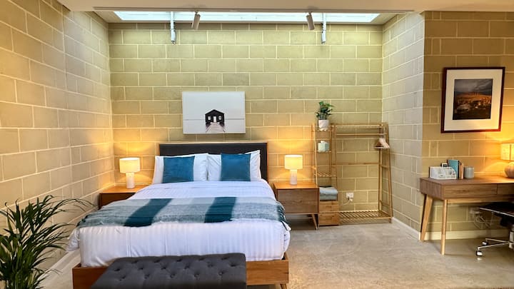 Freo's Stylish Studio With Skyline Views - East Fremantle