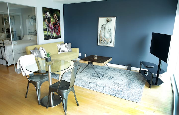 Posh Waterfront Condo In Toronto - Toronto