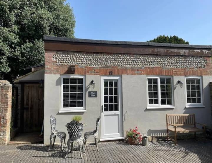 The Hive, Rural Escape Near Arundel, With Parking - Steyning