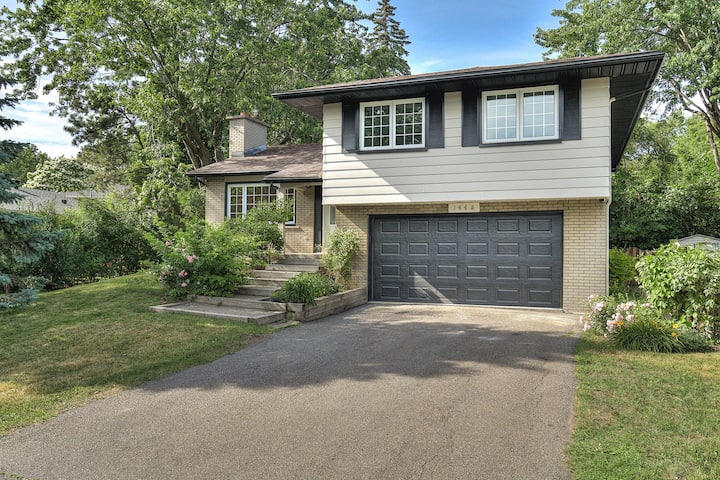 Beautiful 4 Bedroom Home - Pointe-Claire