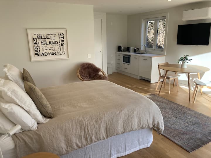 Sunny Studio With Hot Tub And Mountain Views - Arrowtown