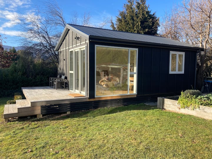 Sunny Studio With Hot Tub And Mountain Views - Queenstown