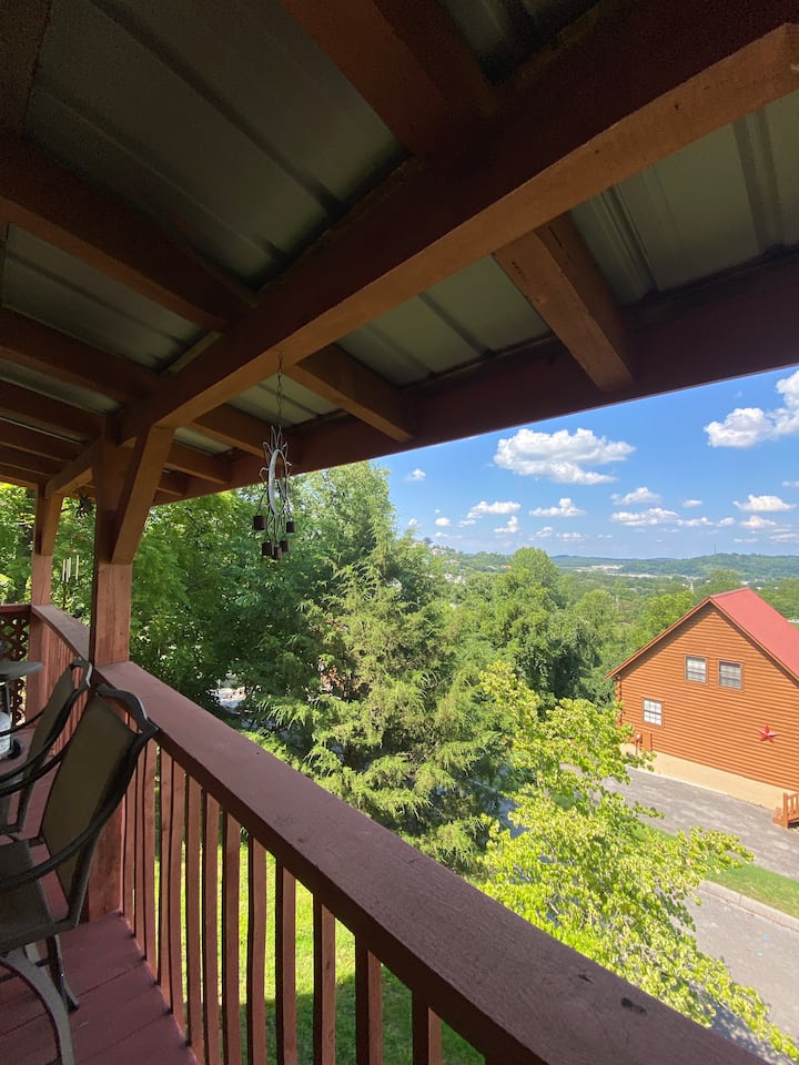 6 Guest Cabin | Smoky Mountains | Near Attractions - Sevierville, TN