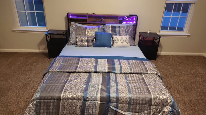 Private Upper Floor Having 4 Beds And 1.5 Bath. - Charlotte, NC