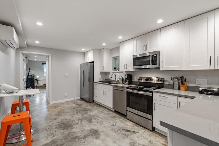 Modern Industrial House | 4bd/3ba | 1 Min To Bart - Oakland, CA
