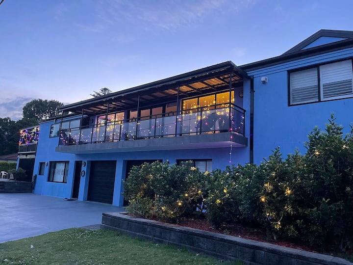 Luxury Family Home With Bar@ Music Room - Wollongong