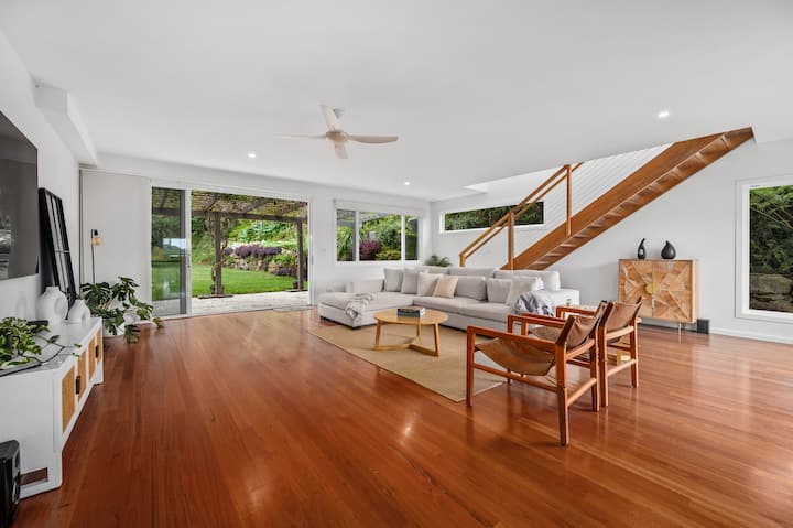 Tranquil Treetop Haven: 3br Home W/ Stunning Views - Ville de Coffs Harbour