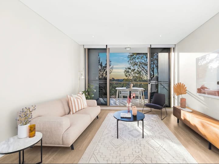 Modern Private Master Bedroom - Auburn