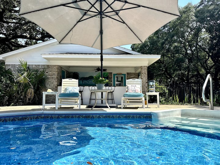 The Lizard Lounge Pool Cabana (2.5 Mi To Navbch!) - Navarre, FL