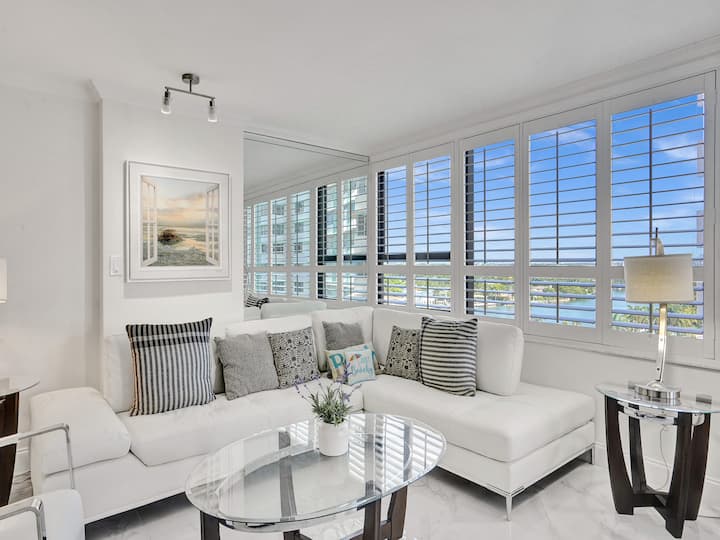 Luxury Beachfront Condo / Beach Service / 1418 - Miami Beach, FL