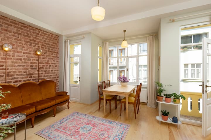 A Spacious 2nd Floor Apartment In Cihangir - Karaköy