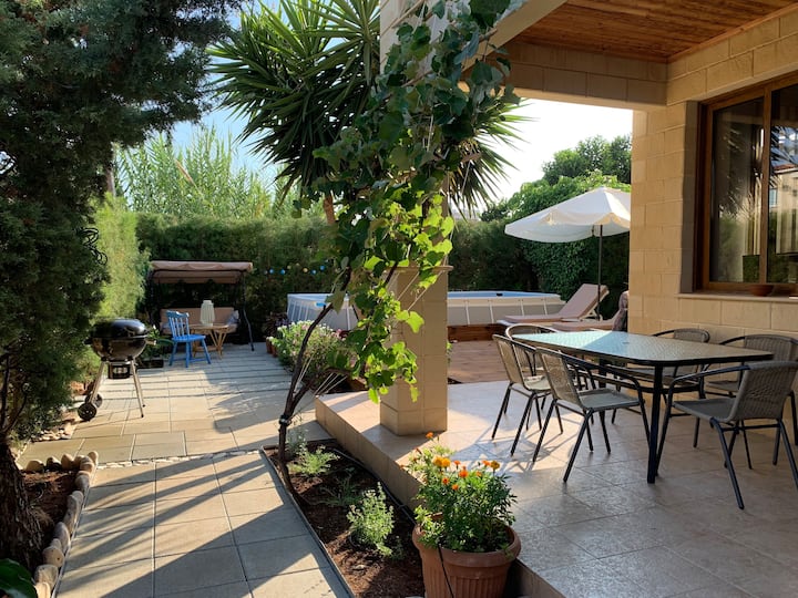 Sun-kissed 4-bedroom Townhouse - 帕福斯