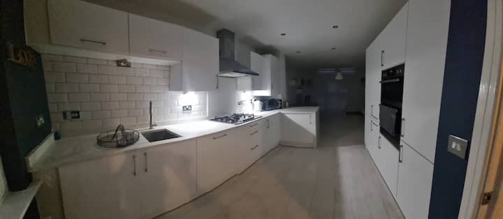 Luxury Morden House Liverpool - Guernesey