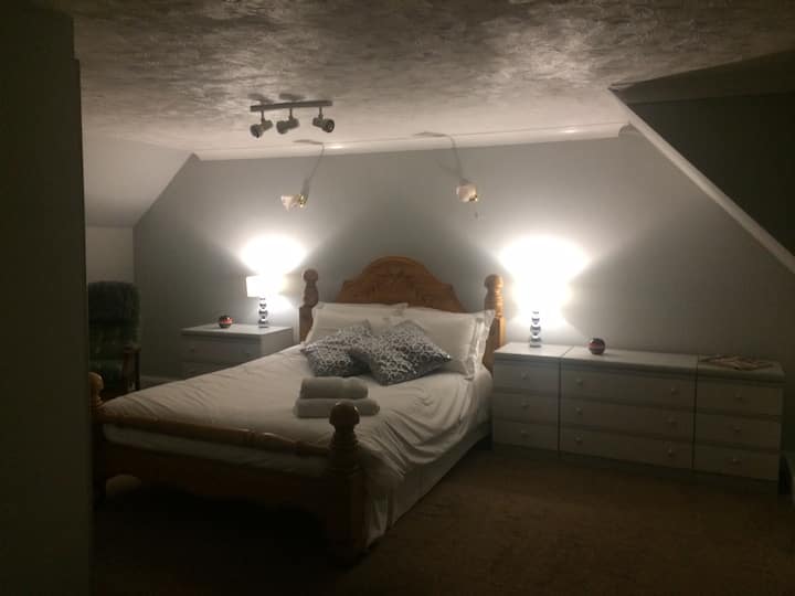 Spacious Room With Bathroom - Stamford
