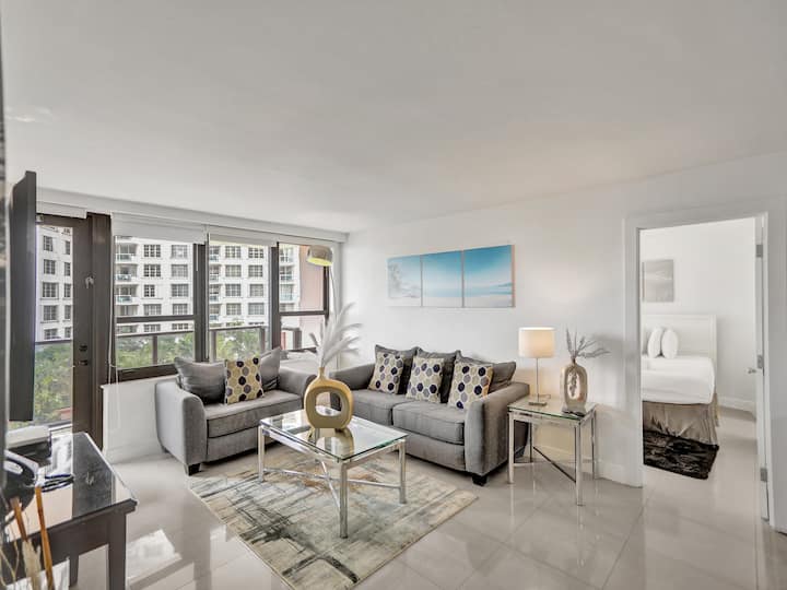 Spacious Ocean View Condo / Beach Service / 509 - Miami Beach, FL