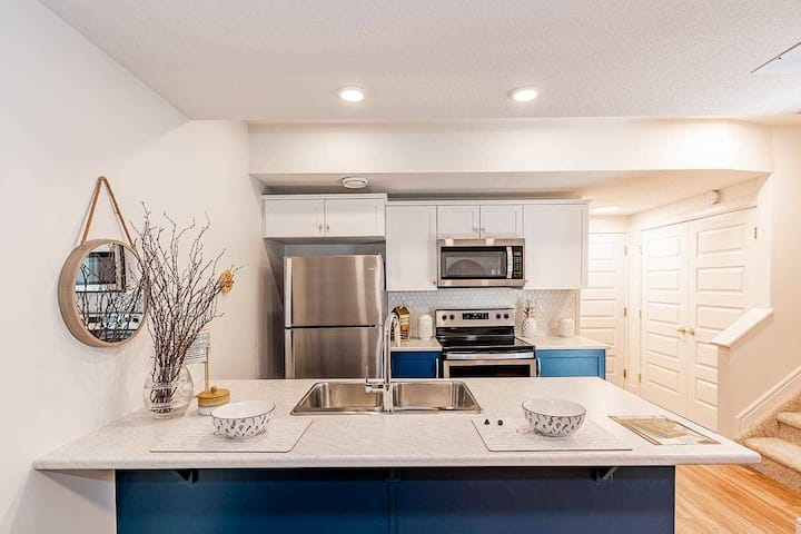 Cozy Basement Suite W/ Kitchen, Bedroom & Laundry - Edmonton