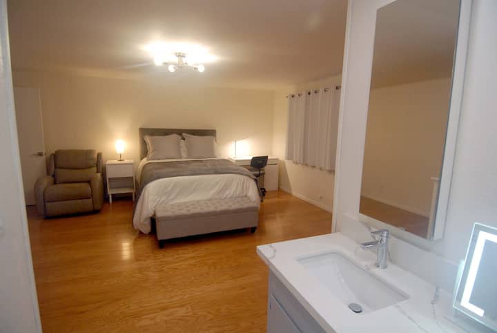 Modern Master Bedroom. Pvt Bath - San Diego, CA