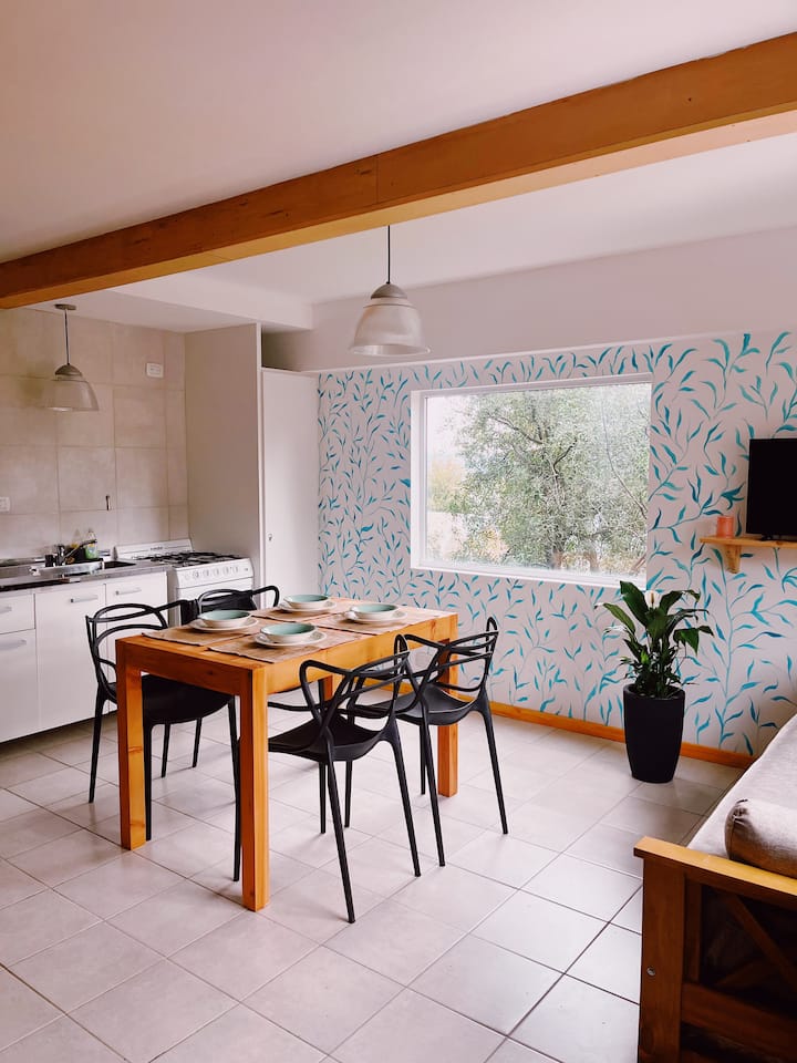 A Warm Apartment, Partial Lake View, And Steps From Downtown - San Carlos de Bariloche