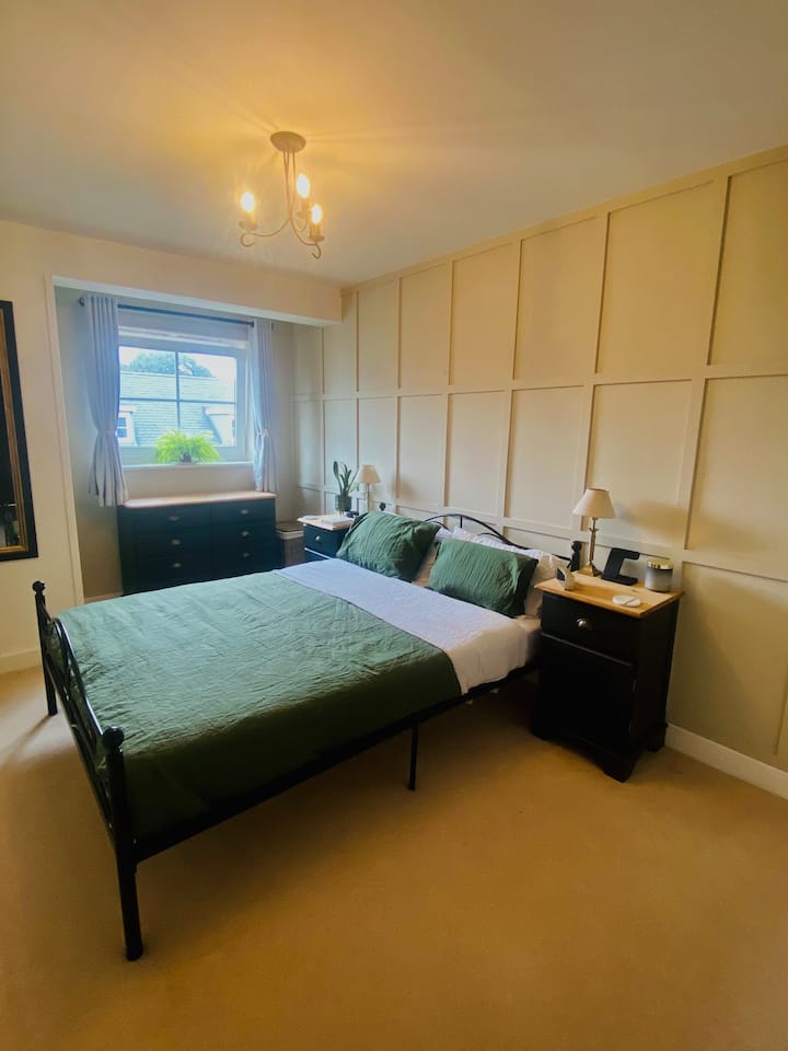 1 Bedroom Flat + Double Sofa Bed - Redhill