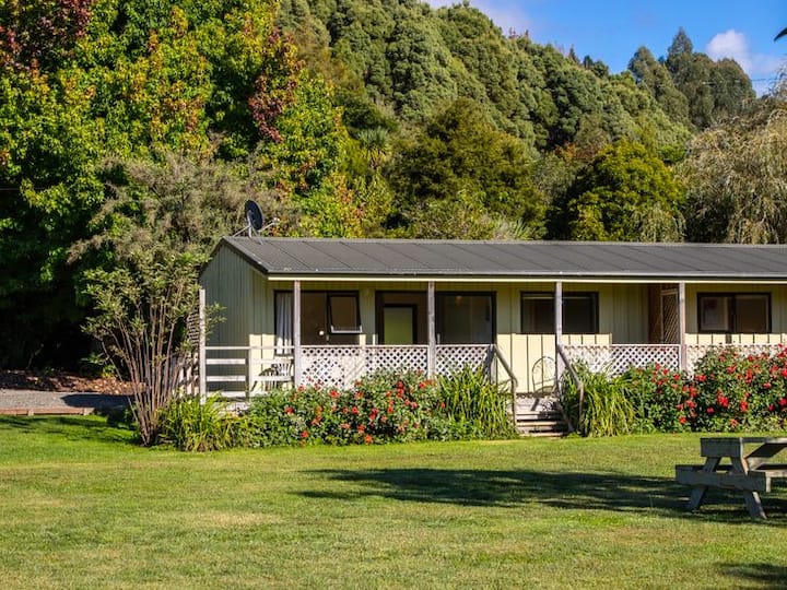 Marahau Kowhai Cottage - South Island